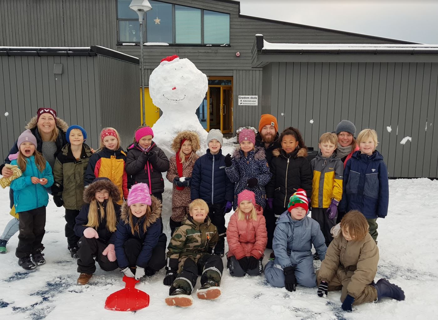 2A og 3C lager snømenn – Grødem skole